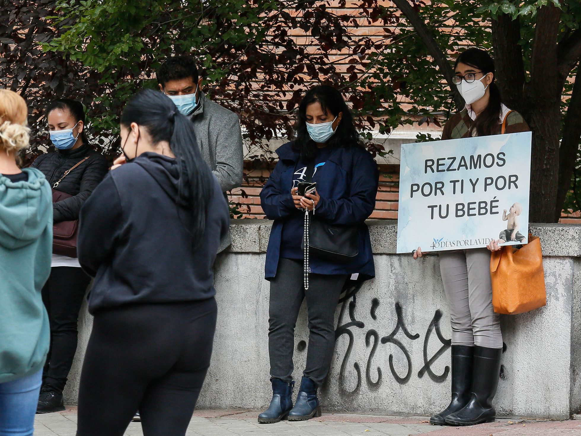 La Generalitat presenta una querella contra las personas que rezan ante ...